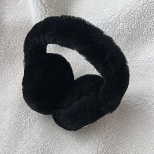 CHANEL | Accessories | Auth Bn Chanel Black White Cc Logo Shearling ...